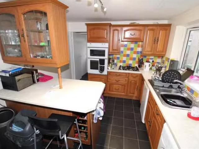 4 bedroom terraced house for rent in Queen Street, CF37