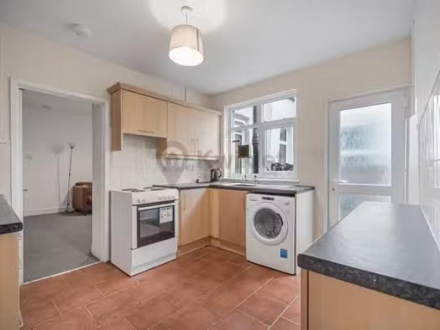 4 bedroom terraced house for rent in Queen Street, Pontypridd.