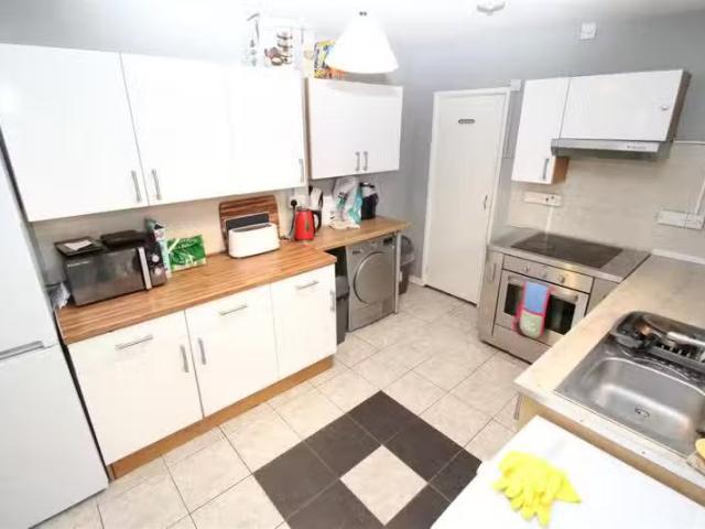 4 bedroom terraced house for rent in Queen Street, Treforest.