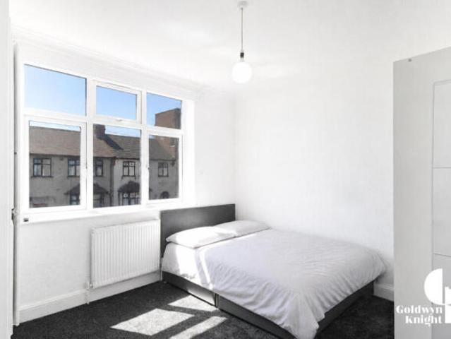4 bedroom terraced house for rent in Roman Road, London, E6