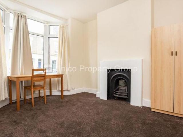 4 bedroom terraced house for rent in Ropery Street, London, E3