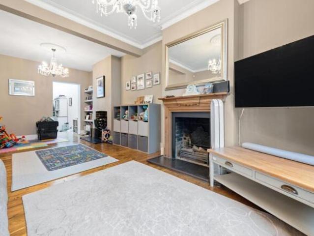 4 bedroom terraced house for rent in Reckitt Road, London, W4