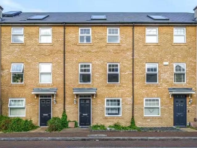 4 bedroom terraced house for rent in Renwick Drive, Bromley, K.
