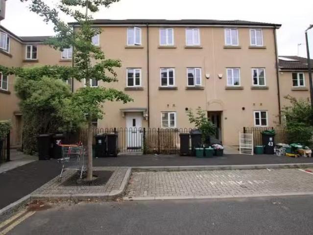 4 bedroom terraced house for rent in Wood Mead Cheswick Vill.