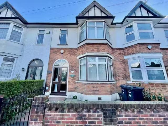 4 bedroom terraced house for rent in Waverley Road, South Wood.