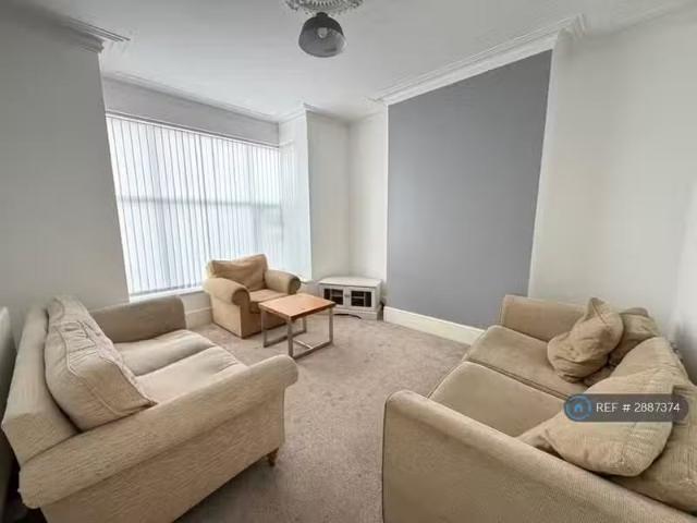 4 bedroom terraced house for rent in Willows Crescent, Birming.