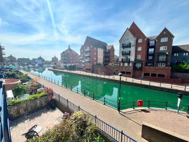 4 bedroom terraced house for rent in The Piazza, Eastbourne, E.