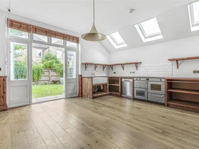4 bedroom terraced house for rent in Trinity Rise, London, SW2