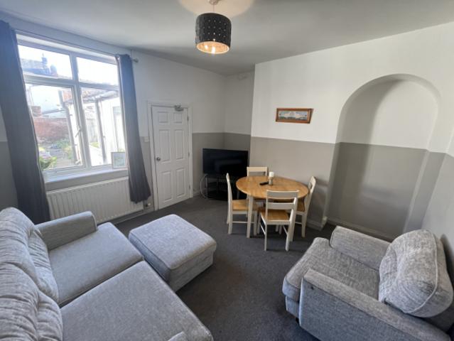 4 bedroom terraced house for rent in UNDERGOING REFURB! Student House / 4 Bed & 2 Bath, LN2