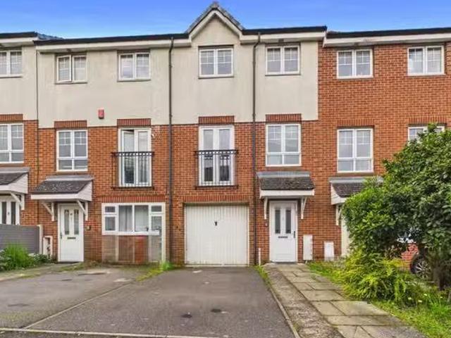 4 bedroom terraced house for rent in Vowles Road, West Bromwi.