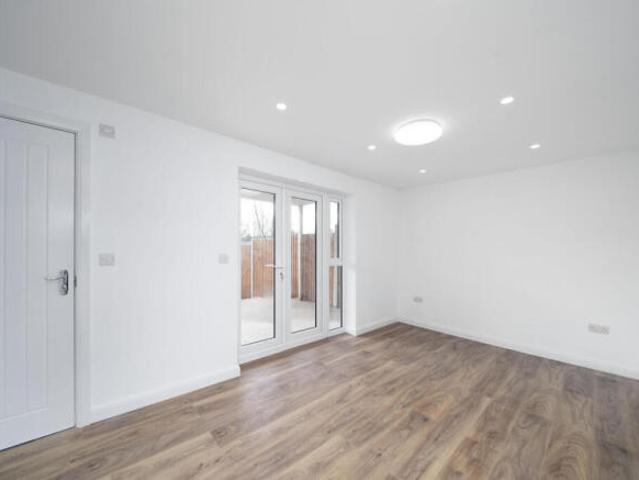 4 bedroom terraced house for rent in Vanbrough Crescent, Northolt, UB5