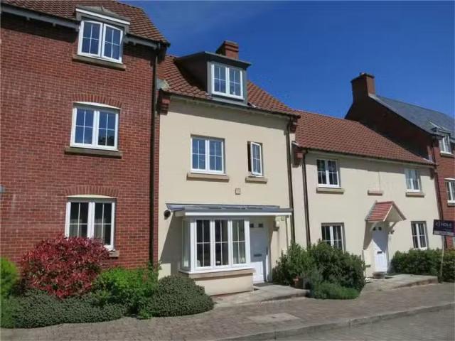 4 bedroom terraced house for rent in Viburnum Road, Hortham Vi.