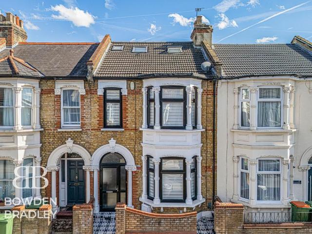 4 bedroom terraced house for sale