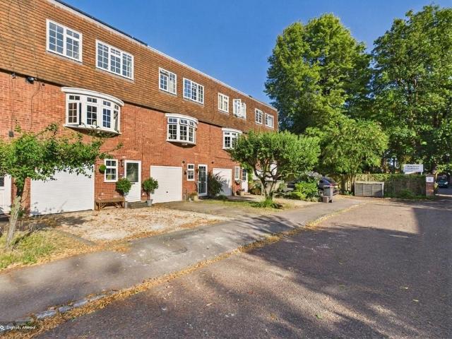 4 bedroom terraced house for sale