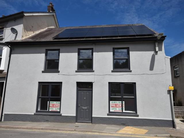 4 bedroom terraced house for sale