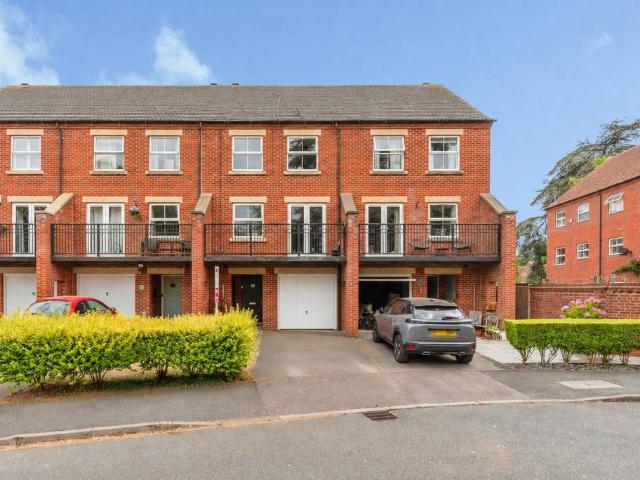 4 bedroom terraced house for sale