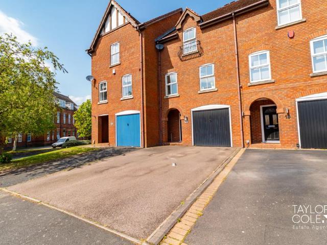4 bedroom terraced house for sale