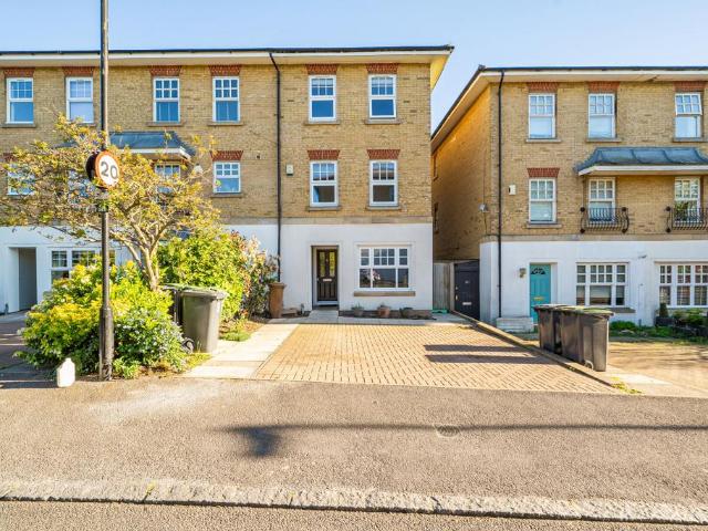 4 bedroom end of terrace house for sale