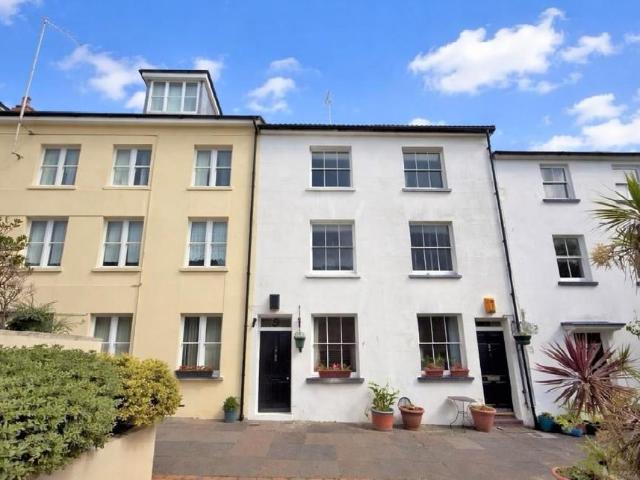 4 bedroom terraced house for sale