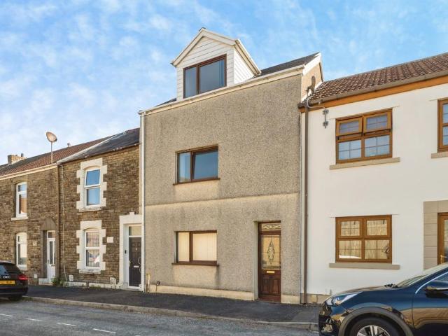 4 bedroom terraced house for sale