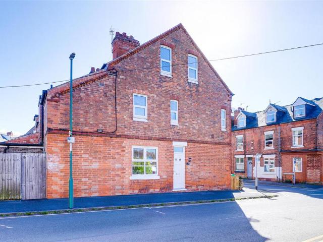 4 bedroom terraced house for sale