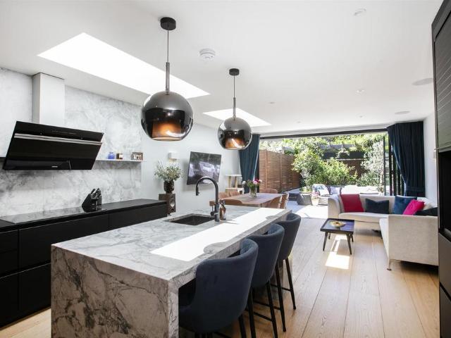 4 bedroom terraced house for sale