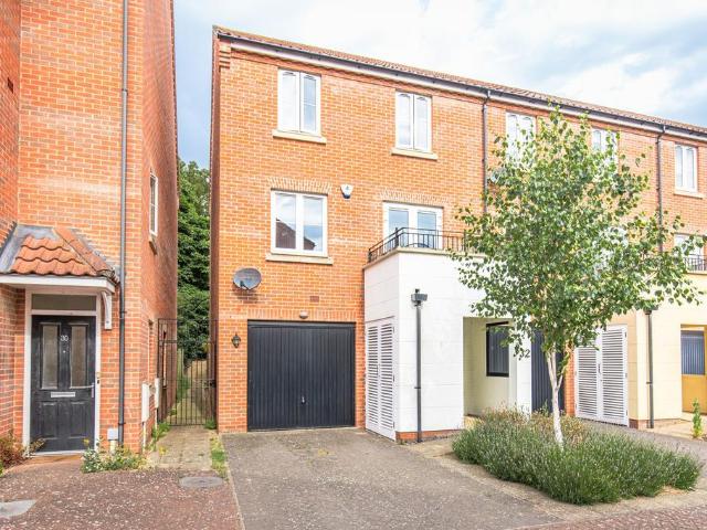 4 bedroom terraced house for sale