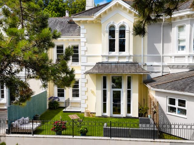 4 bedroom terraced house for sale