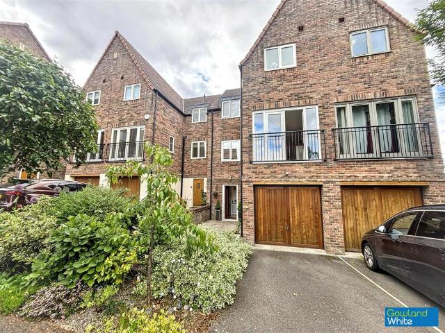 4 bedroom terraced house for sale
