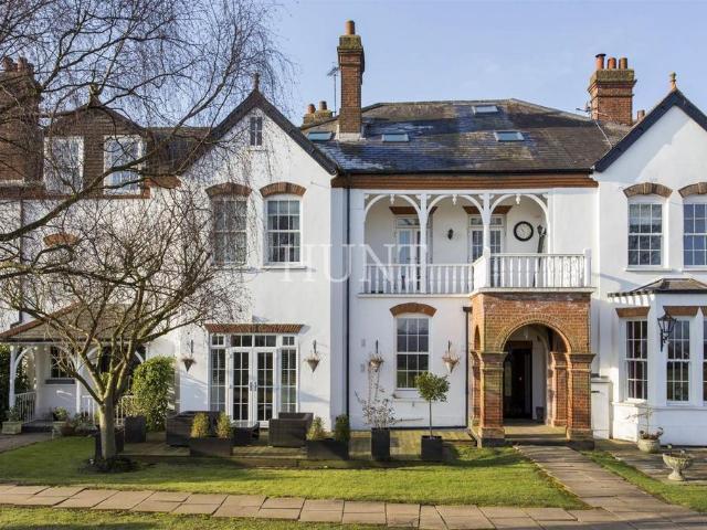 4 bedroom terraced house for sale