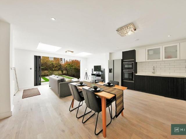 4 bedroom terraced house for sale