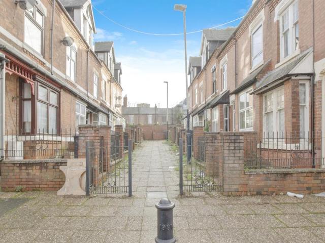4 bedroom terraced house for sale