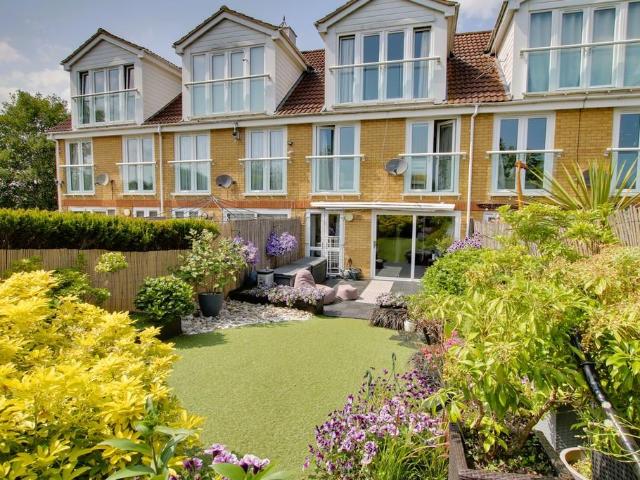 4 bedroom terraced house for sale