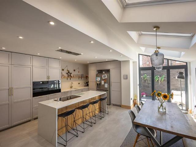 4 bedroom terraced house for sale
