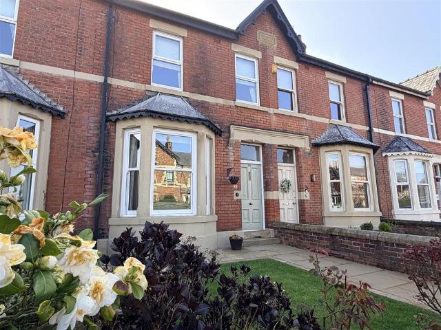 4 bedroom terraced house for sale