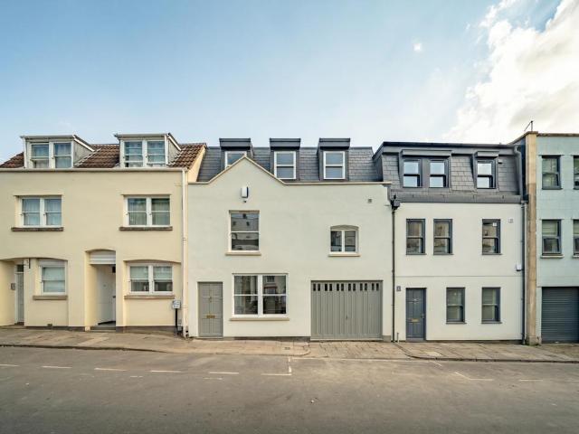 4 bedroom terraced house for sale
