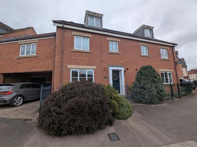 4 bedroom terraced house for sale
