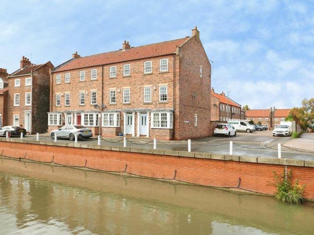4 bedroom terraced house for sale