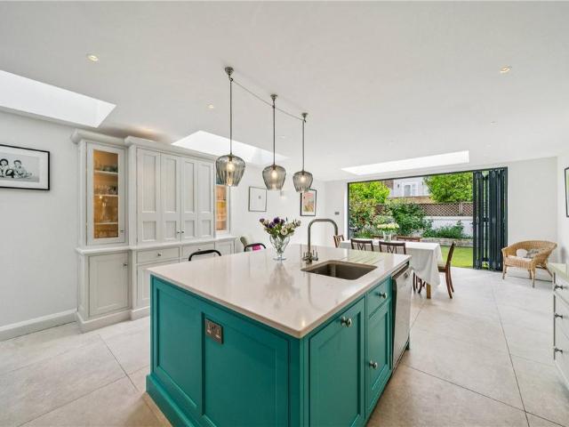 4 bedroom terraced house for sale
