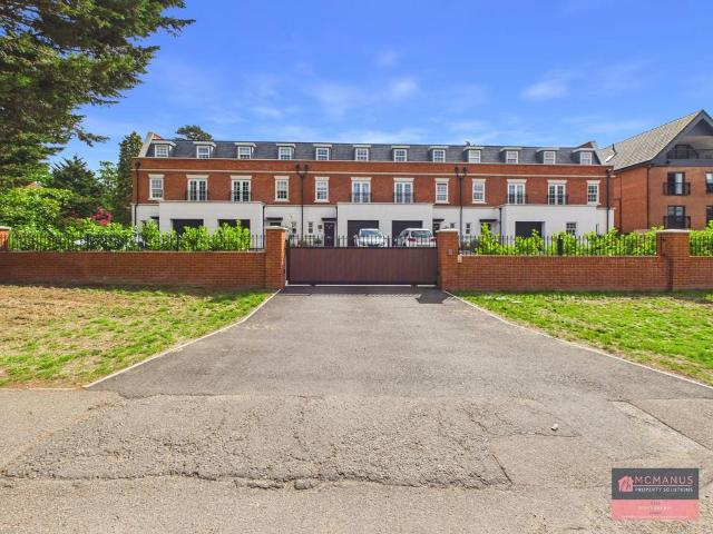 4 bedroom terraced house for sale