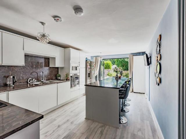 4 bedroom terraced house for sale