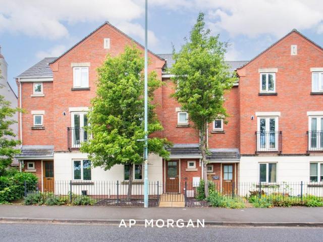 4 bedroom terraced house for sale