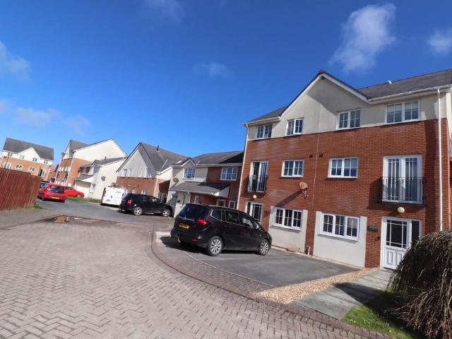 4 bedroom terraced house for sale