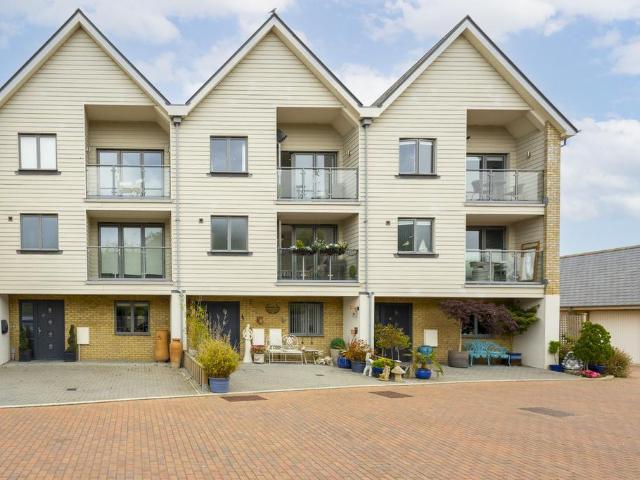 4 bedroom terraced house for sale