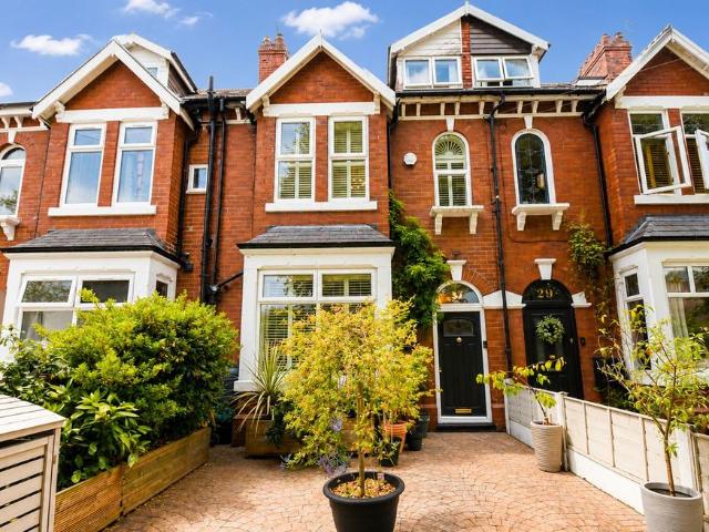 4 bedroom terraced house for sale