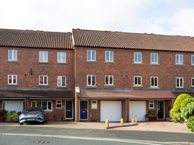 5 bedroom terraced house for sale