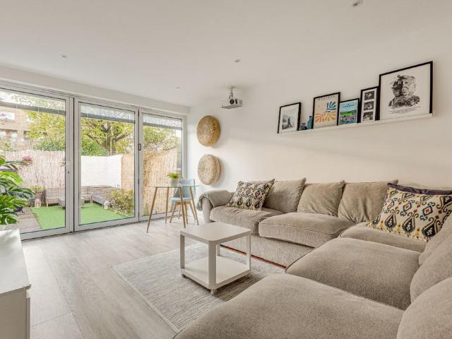 4 bedroom terraced house for sale