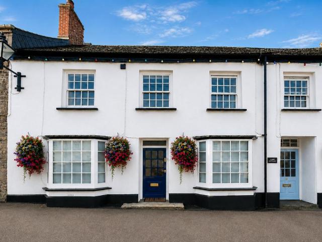 4 bedroom terraced house for sale