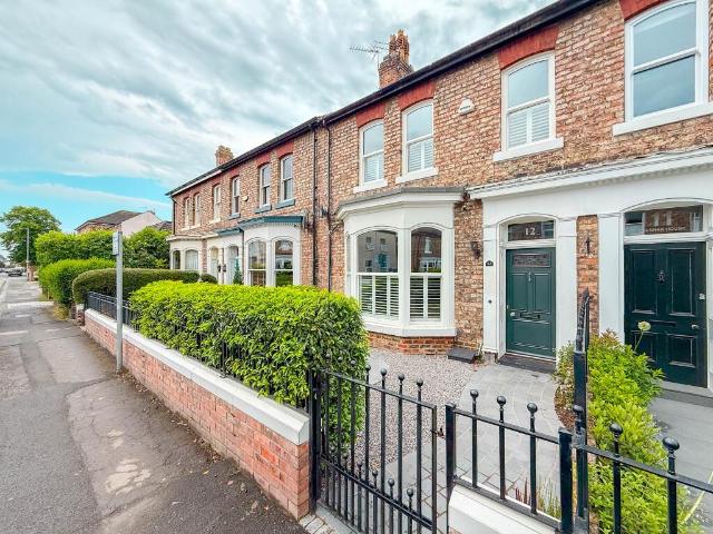 3 bedroom terraced house for sale