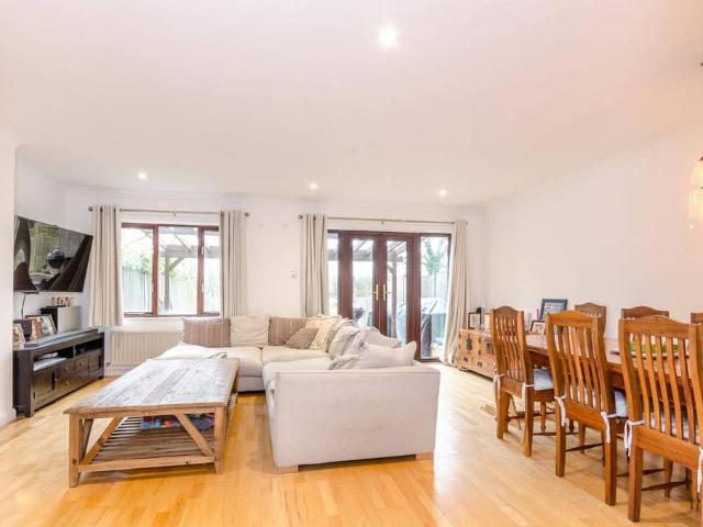 4 bedroom terraced house for sale